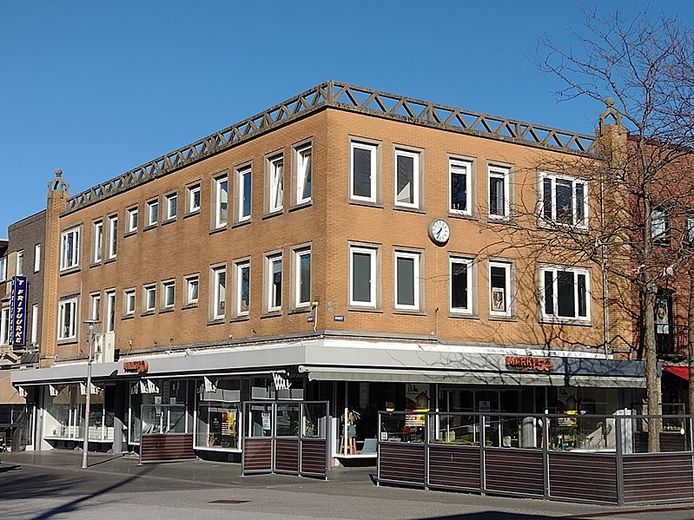 Man doodgeschoten vlakbij winkelend publiek in stadshart Geleen ...