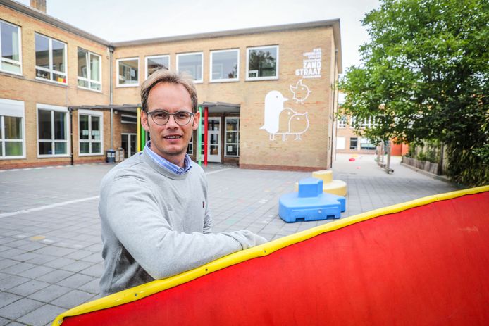 TERUG NAAR SCHOOL. Van keeperstrainer bij de Red Flames tot directeur van basisschool Sint ...