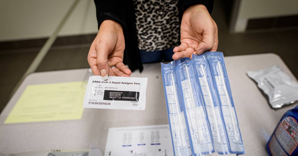 Almelose ondernemer Jan Abbink test personeel zelf op corona: ‘Wachten ...