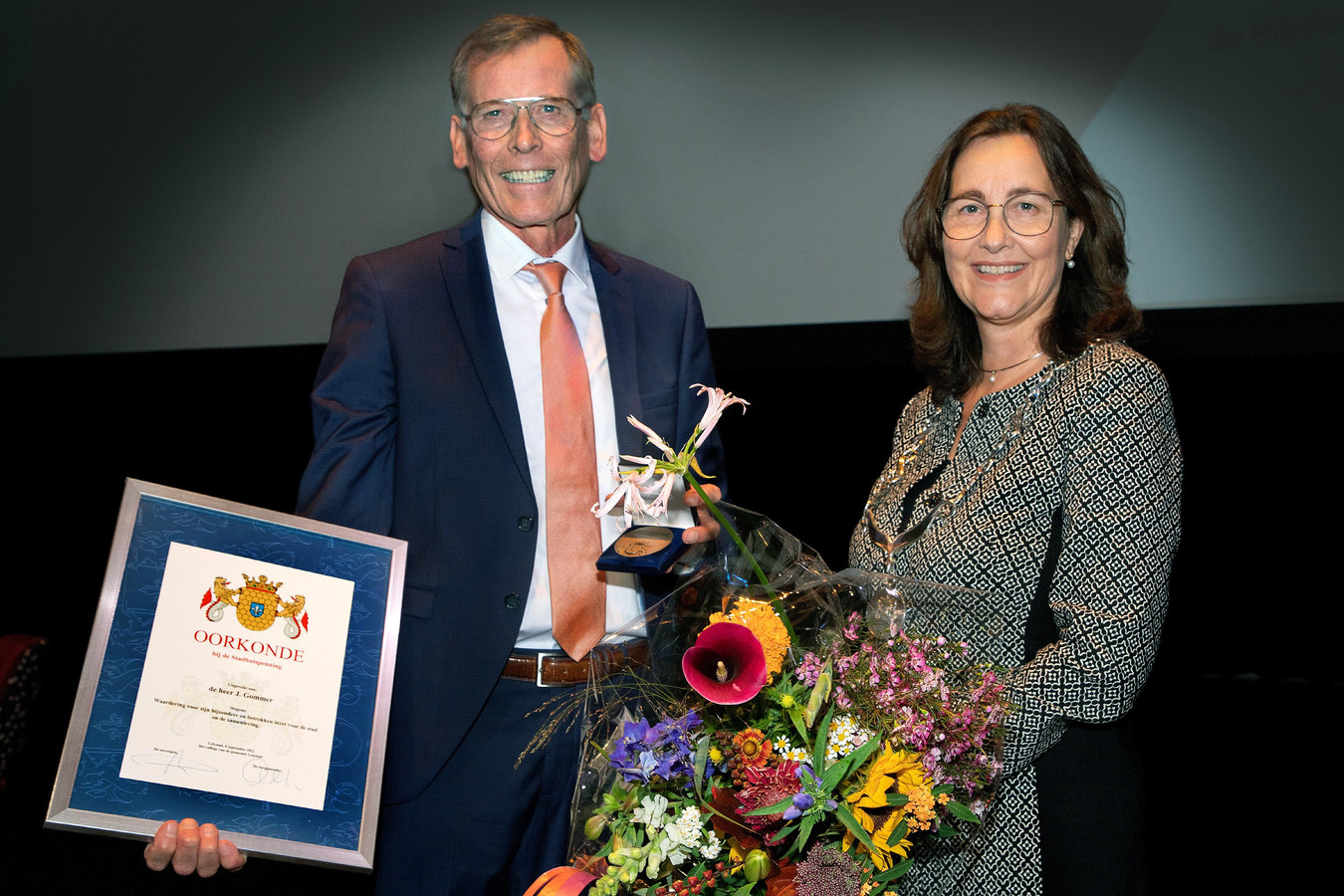 Jan Gommer ontvangt Stadhuispenning bij afscheid van bibliotheek in ...