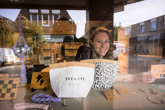 Nienke presenteert teksten met korreltje zout in pop-upstore Goor ...