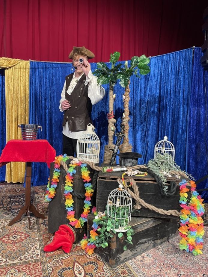 Turnhoutse goochelaar Magic J laat kunstjes zien op Stadsparkfeesten ...