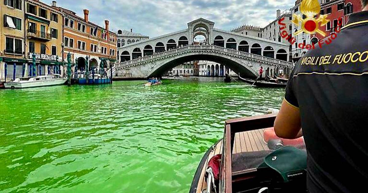 Le Grand Canal de Venise vire au vert fluo | Monde | 7sur7.be
