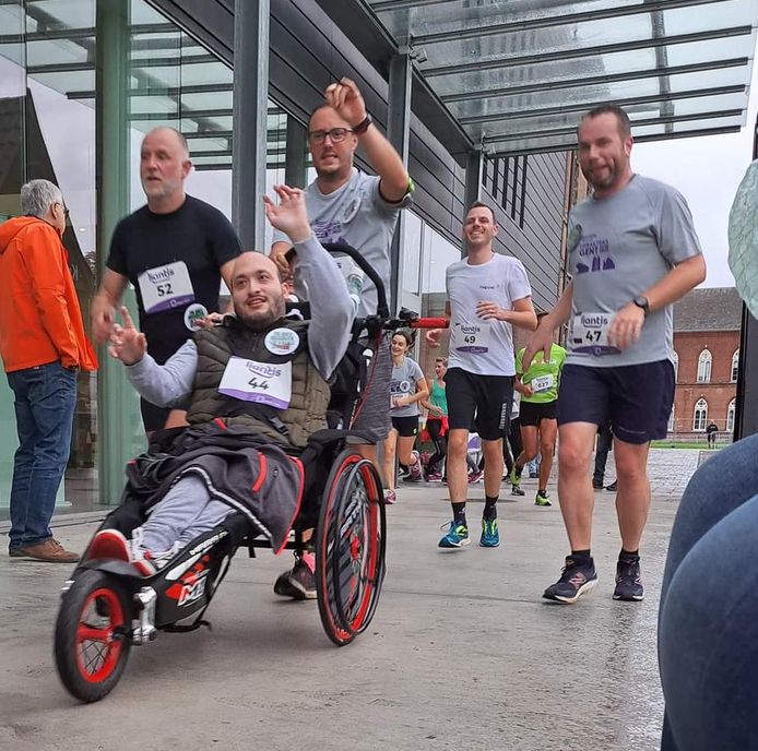 Negen rolstoelgebruikers nemen deel aan Gentse Urban Trail: “Ook voor ...
