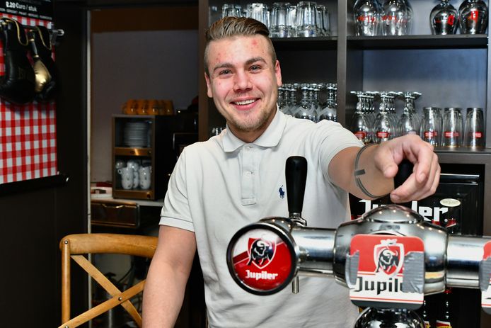 Bokser en Standard-fan Jochen Dewolf (28) nieuwe uitbater van café De ...