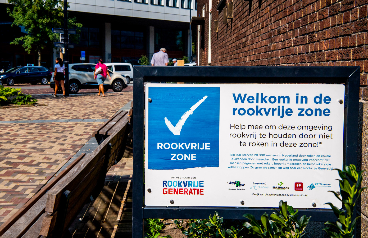 Helft minder rokers in eerste rookvrije zone Rotterdam, meer plekken ...