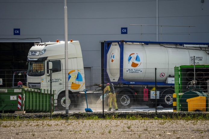 Gewonde bij Helmonds bedrijf door lekkende bijtende stof uit tankwagen ...