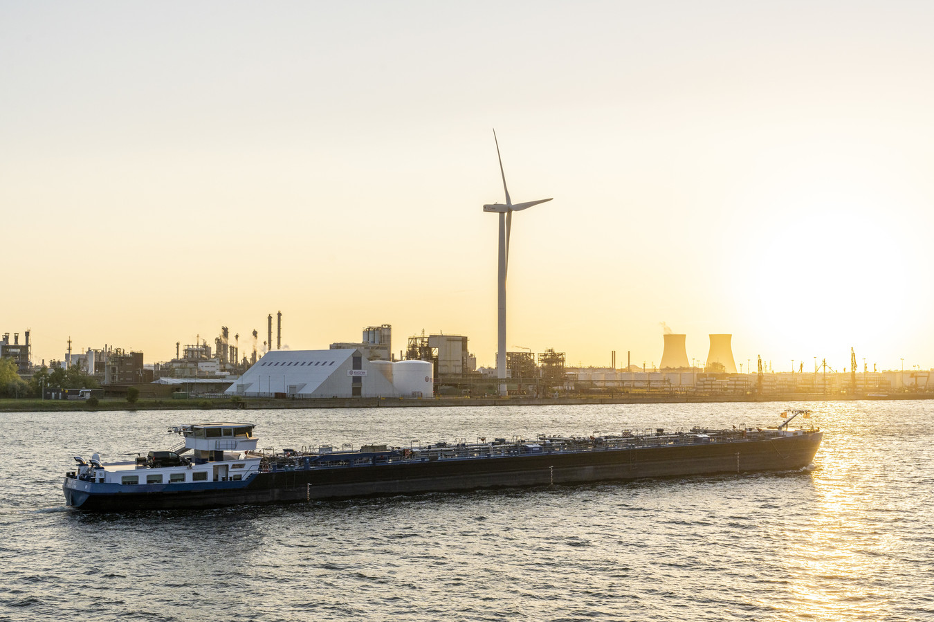 Deel van Antwerpse haven zonder stroom door explosie in schakelpost ...