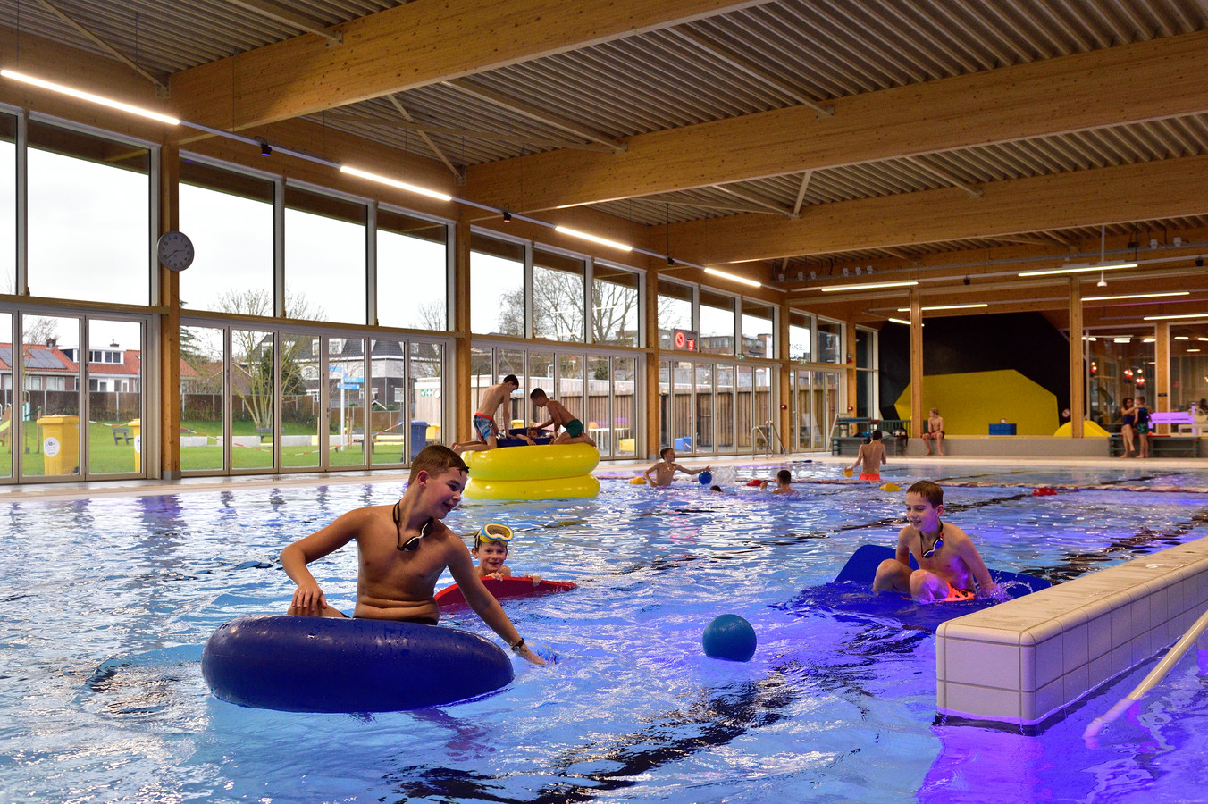 Dit nieuwe zwembad kostte 14 miljoen, maar douchen kan er al één jaar ...