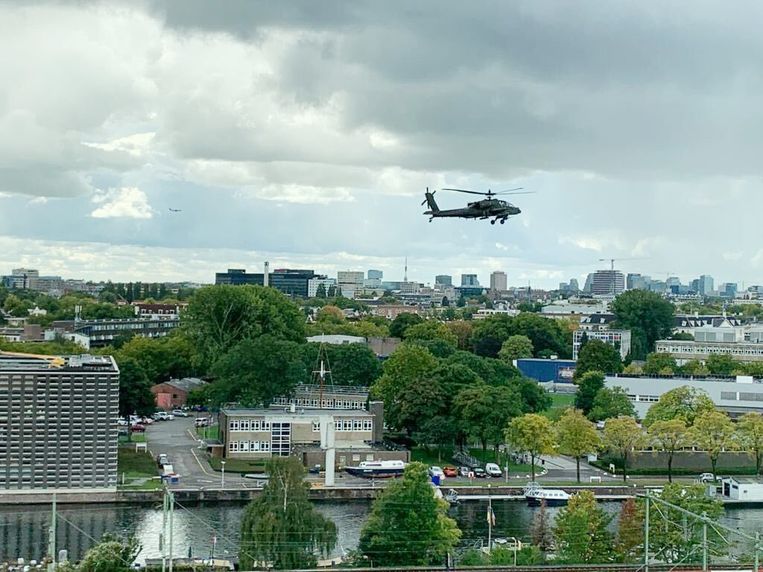 Wat doen die helikopters boven de stad? Apaches scheren laag over ... Wat doen die helikopters boven de stad? Apaches scheren laag over ...