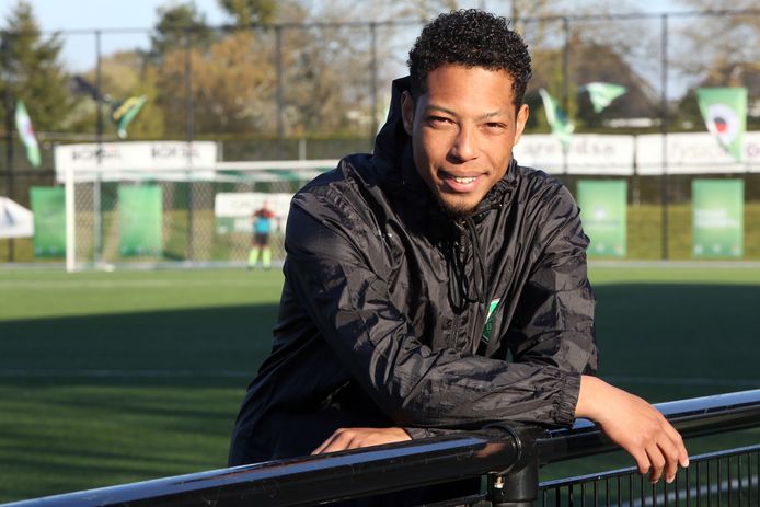 Laatbloeier Jason Tjien-Fooh komt in de zaal bij FCK De Hommel volledig ...