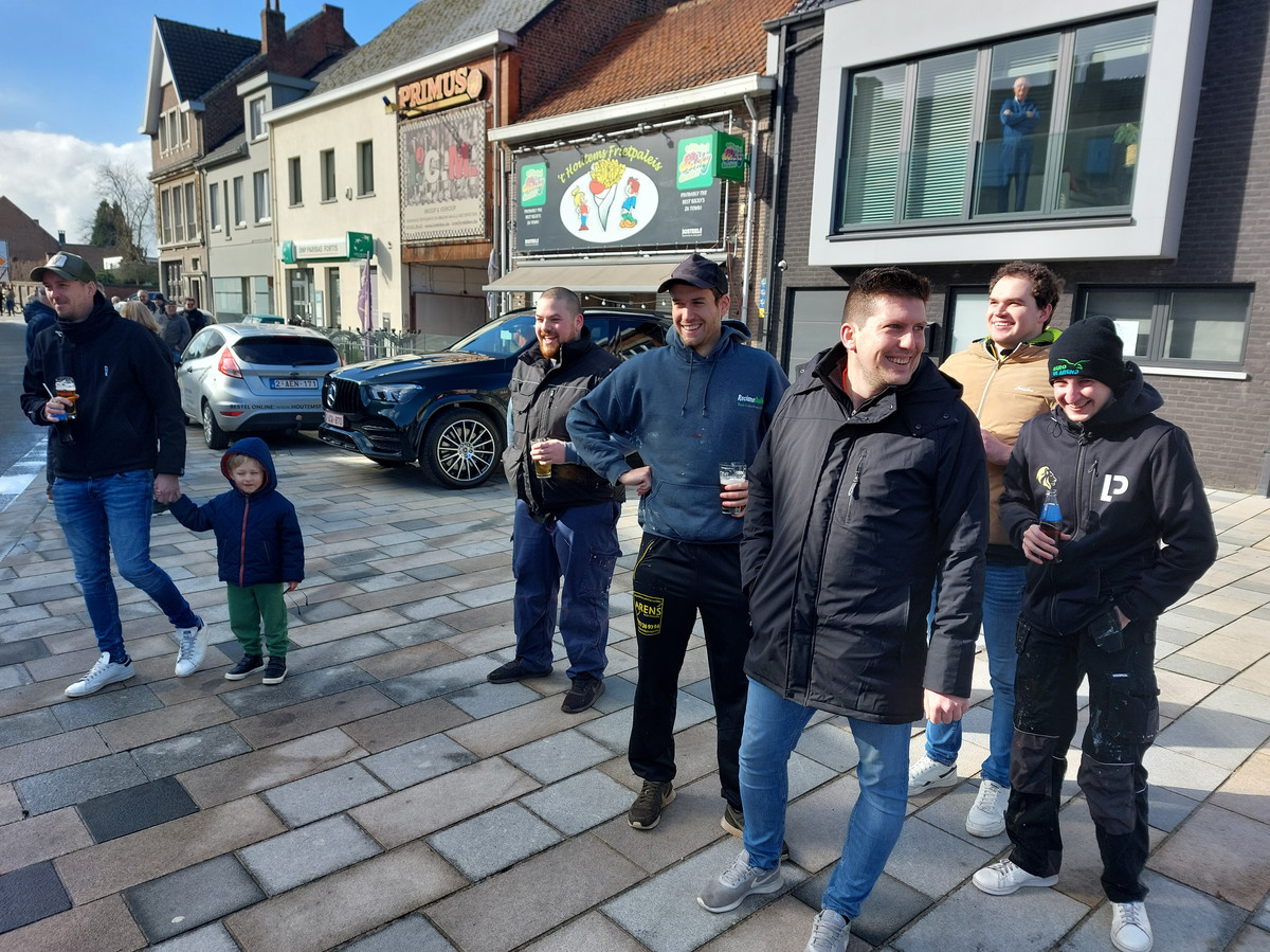 Daar is de koers, daar zijn de wielerfans: doortocht in Sint-Lievens ...