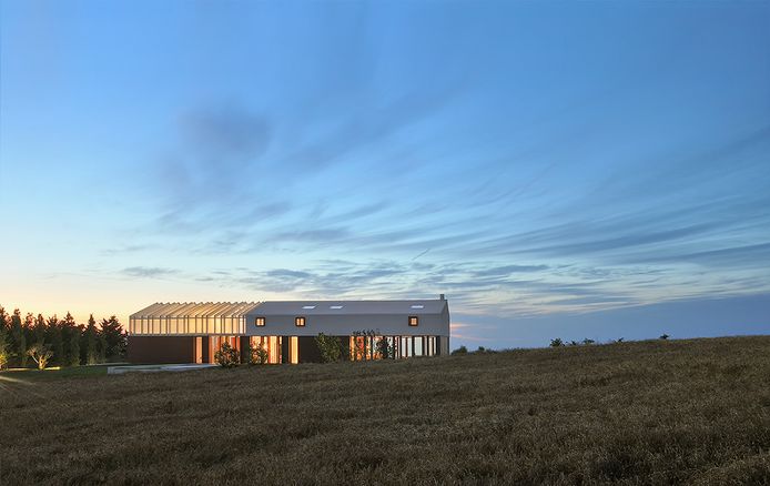 Moderne hoeve licht ‘s nachts prachtig op dankzij open en doorzichtig ...
