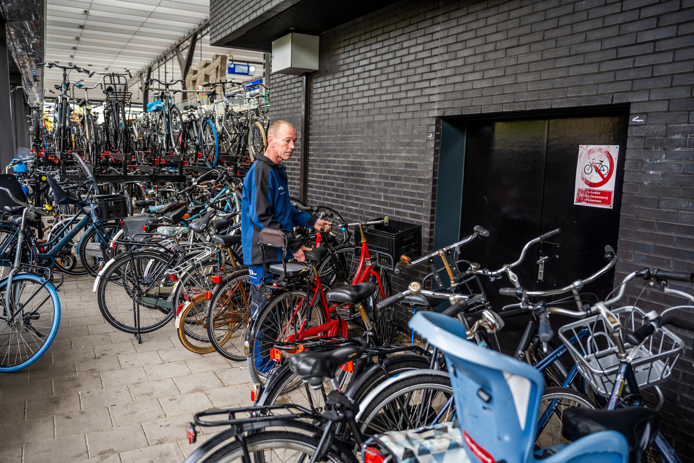 Vijf 'gastheren' houden de drie fietsenstallingen (met in totaal zo'n ...