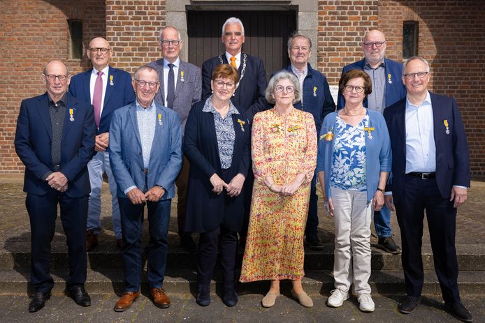 Twee zussen uit Velddriel koninklijk onderscheiden, in totaal tien ...