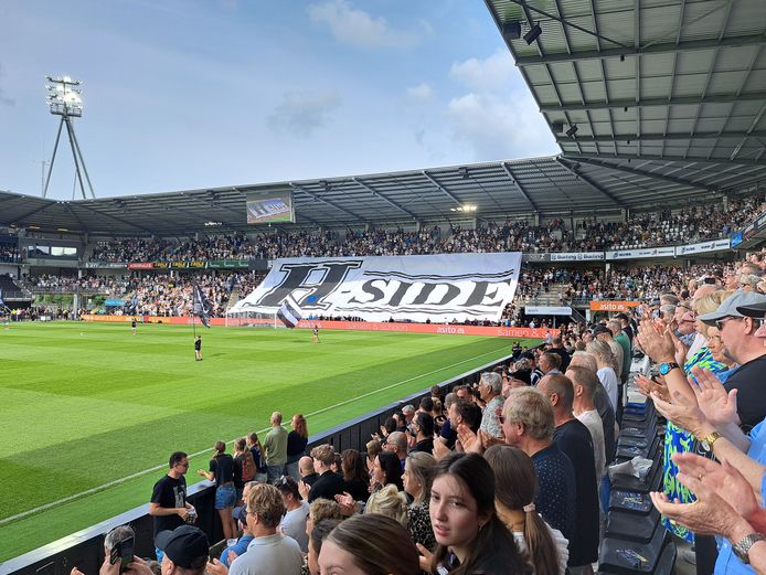 Asito Stadion juicht om H-Side: 1200 fans zorgen voor nieuwe sfeer ...