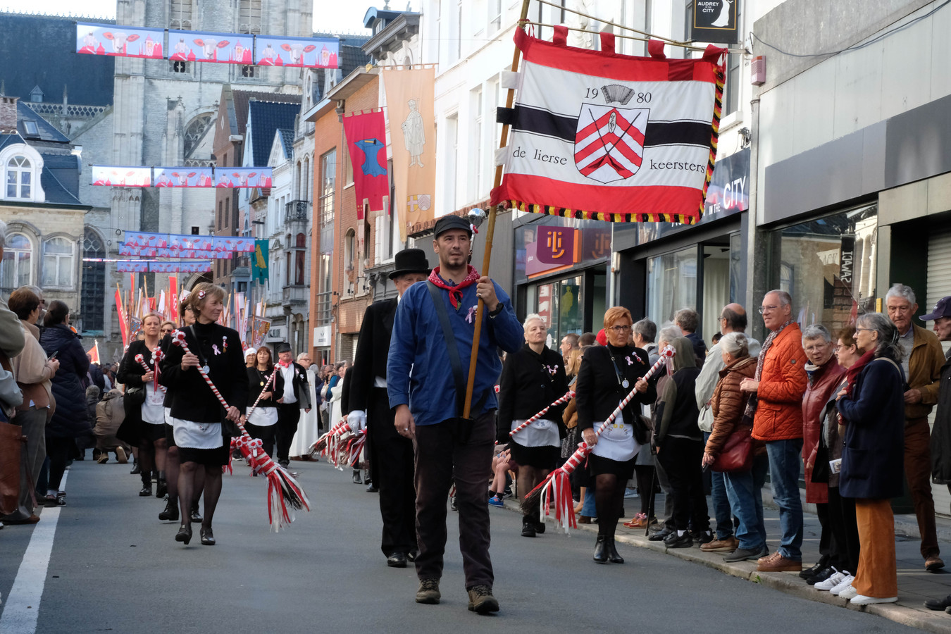 Schrijn van 800 kilo door straten gedragen tijdens Sint ...