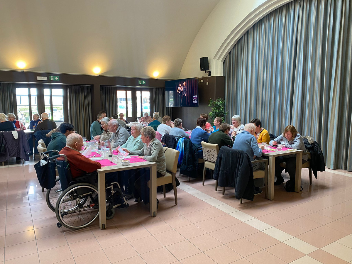 Leerlingen van githo nijlen schuiven aan tafel bij ouderen om hen ...