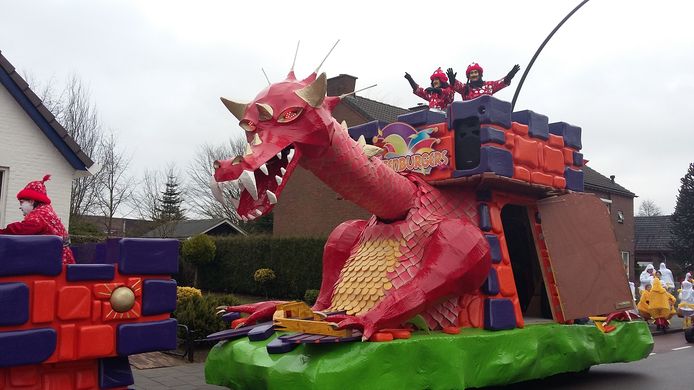 Een draak en een hoop snoep bij de optocht in Zevenaar | Carnaval 2017 ...