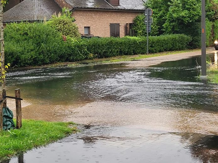 ‘Straat van de Toekomst’ volledig blank door verstopte riool | Sint ...