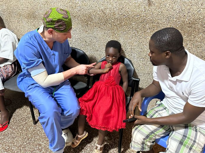 Traumachirurg Tim verlost patiënten in Ghana van vreselijke pijn met ...