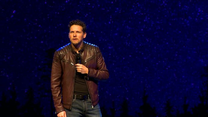 Michael Van Peel staat op de planken van CC de Brouckere met ‘Welcome to the Rebellion ...