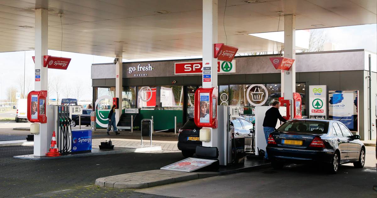 Nergens is de benzine zo duur als bij dit tankstation, en tóch is het ...
