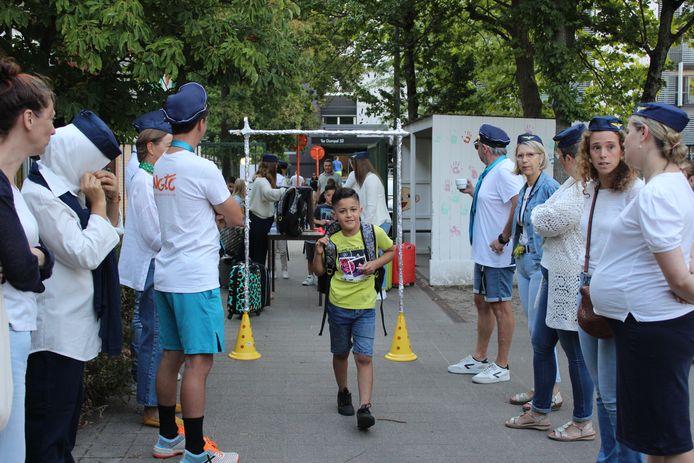 Leerlingen ‘checken in’ voor nieuw schooljaar bij SBS Waregem | Waregem ...