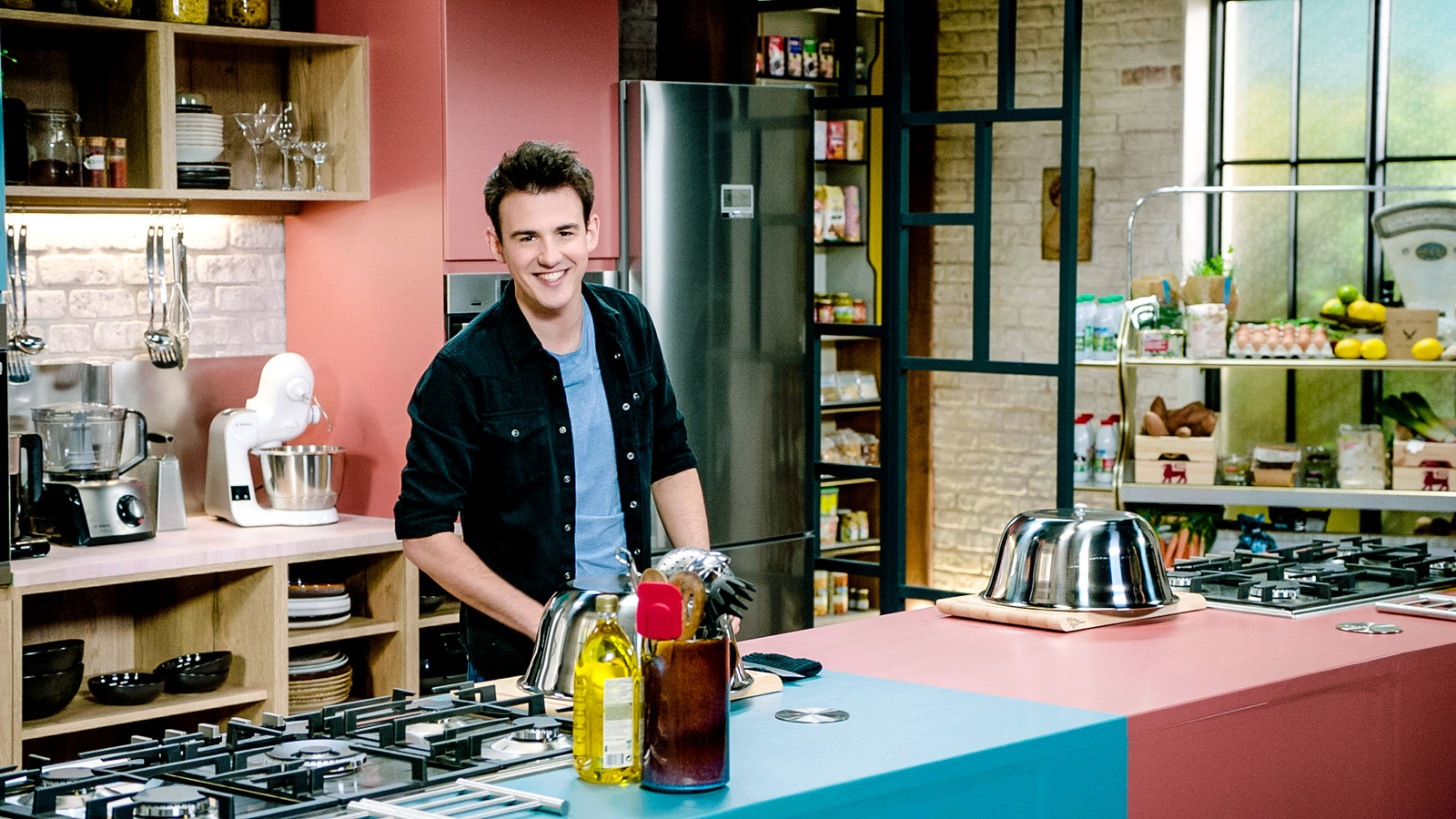 Bekende Vlamingen laten tv-kok Loïc Van Impe kookbattles aangaan met ...