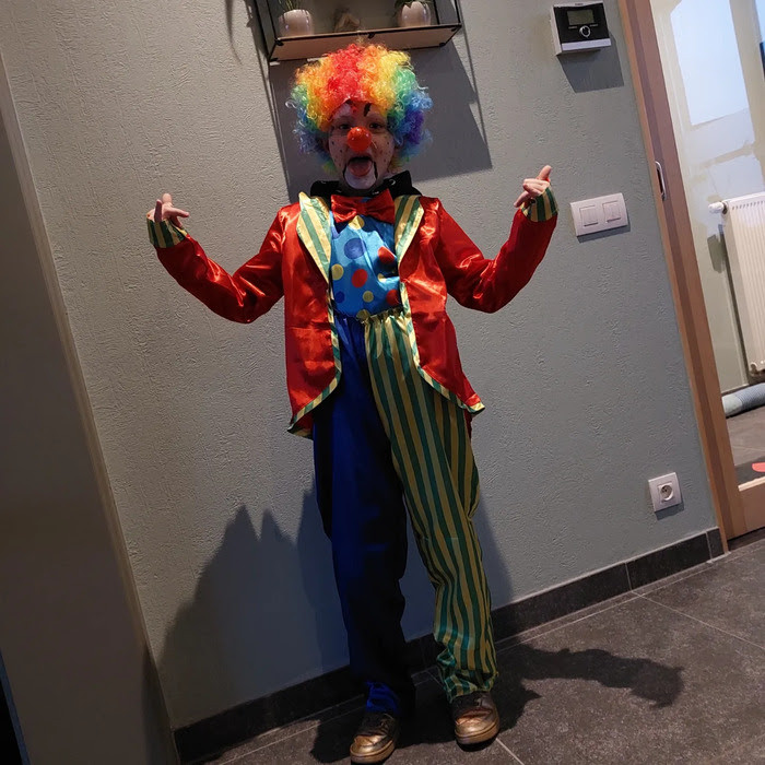 Ilano is verkleed als een clown voor carnaval | Foto | hln.be