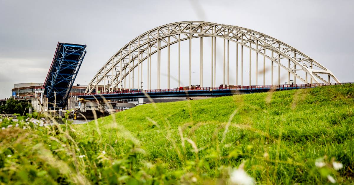 Minderjarige knullen klimmen op boogbrug om bovenop foto voor Insta te ...