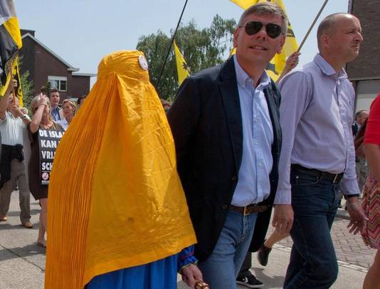 VB betoogt tegen komst van moskee in Lier | Binnenland | hln.be