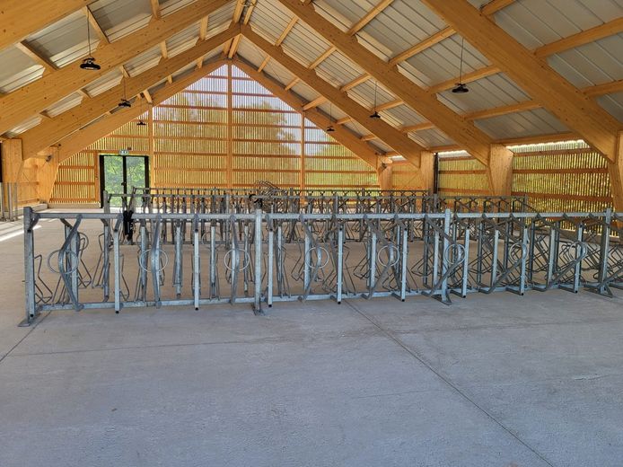 Overdekte stalling moet pendelaars overtuigen om de fiets naar het ...