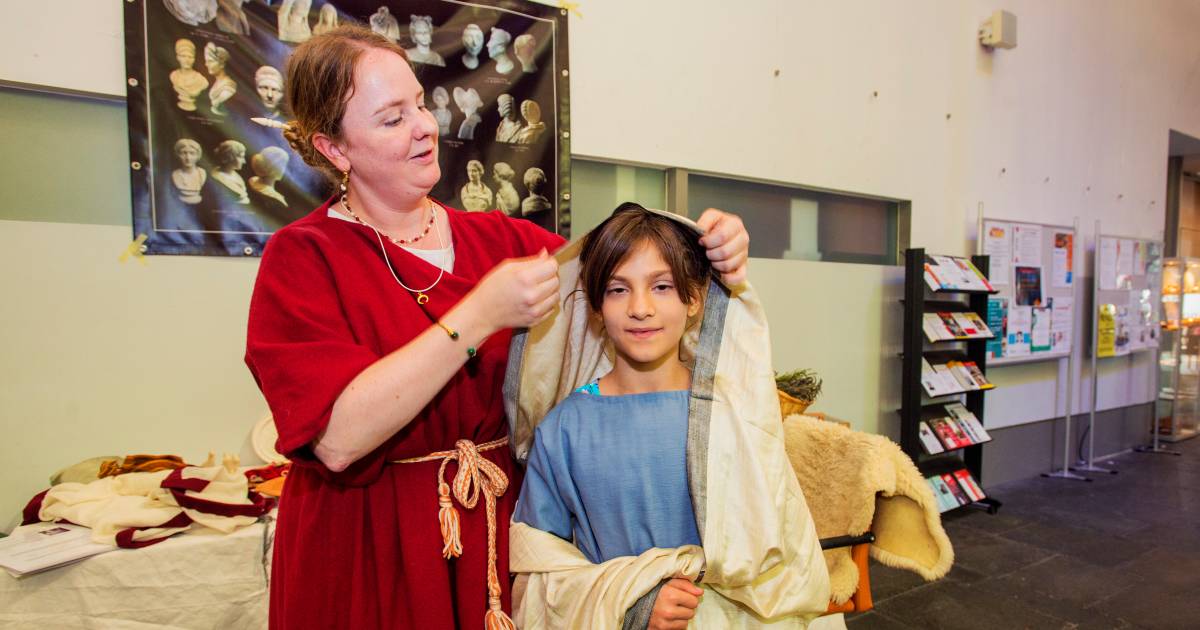 Eva laat zich op z'n Romeins uitdossen in de schoonheidssalon van ... Eva laat zich op z'n Romeins uitdossen in de schoonheidssalon van ...