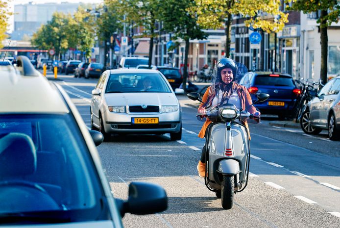 Een helm op? Met je snorfiets de rijbaan op? Lang niet iedereen in ...