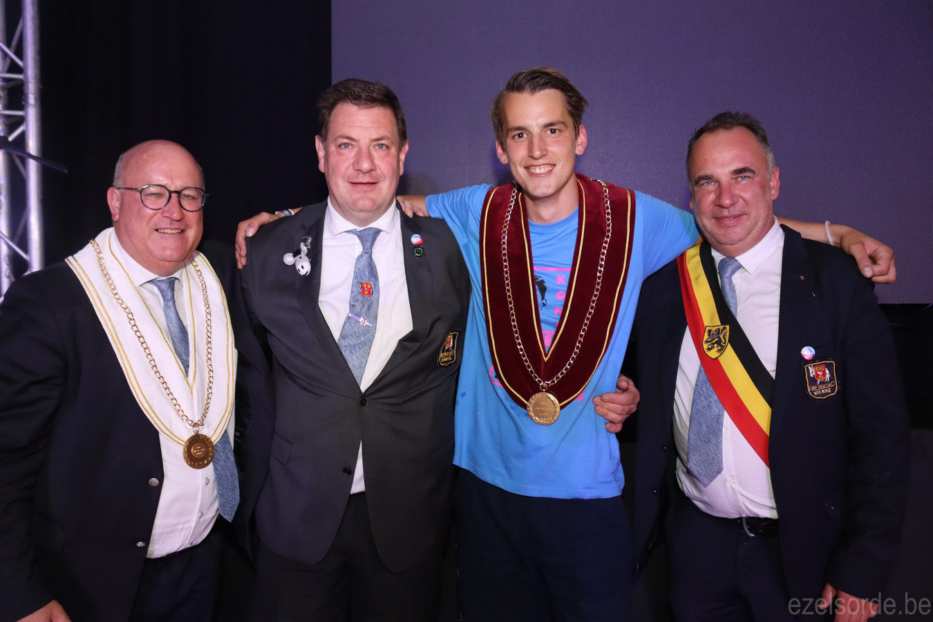 Sire David II is Koning Ezel af en geeft fakkel door aan Sire Brent de ...