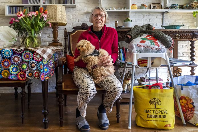 Henny is dik boven de 80, maar heeft een huis vol vluchtelingen: ‘Mijn ...