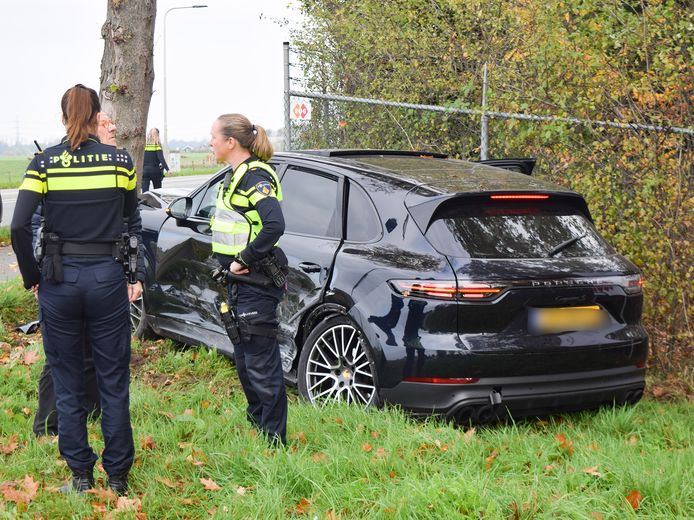 Aanrijding tussen auto en bestelbus in Azewijn: automobilist naar het ...