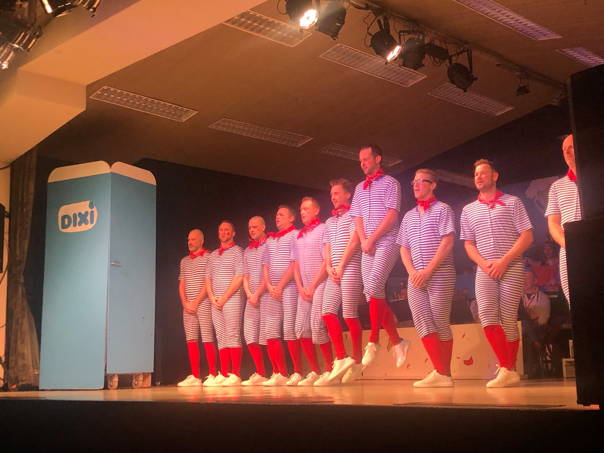 Drukbezochte zitting vol vrolijkheid in Luyksgestel kleurt Stekkegat ...