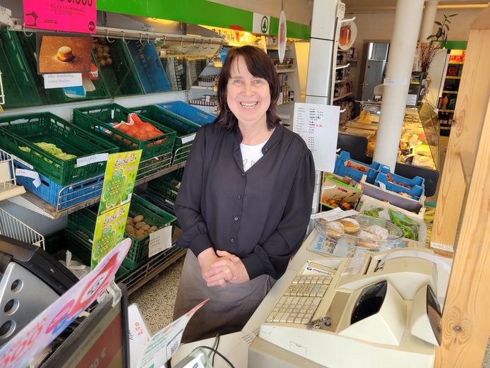 Kathy (63) zet haar buurtwinkel in Hondstraat te koop: “Met pijn in het ...