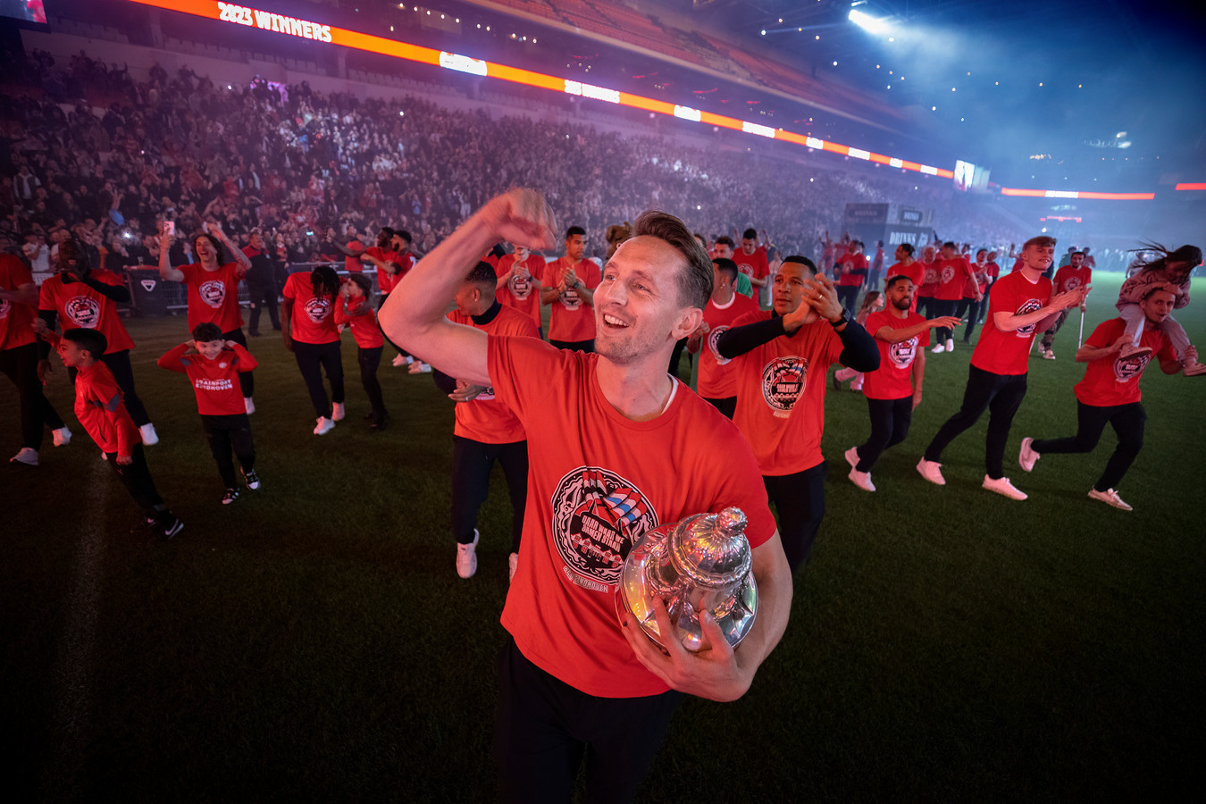 PSV viert bekerwinst met de fans, bekijk hier de mooiste plaatjes ...