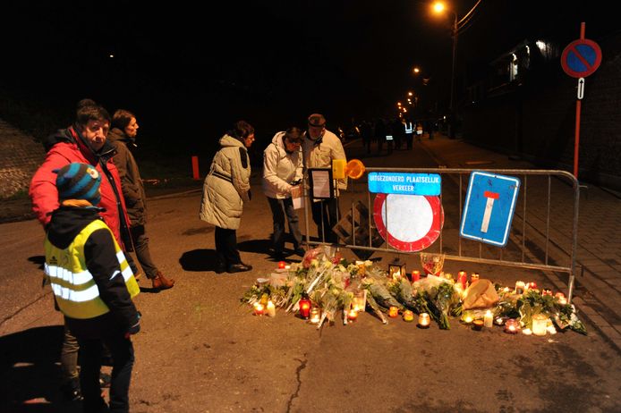 200 mensen herdenken Mathias Dooms (17) met stille wake | Kapelle-Op ...