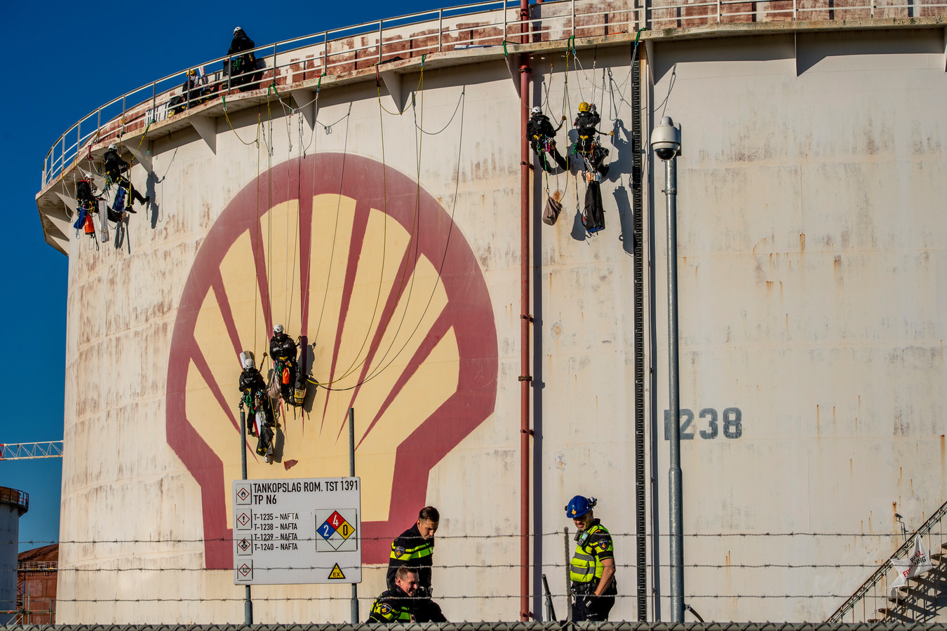 In mum van tijd stonden de activisten op het grootste petrochemische ...