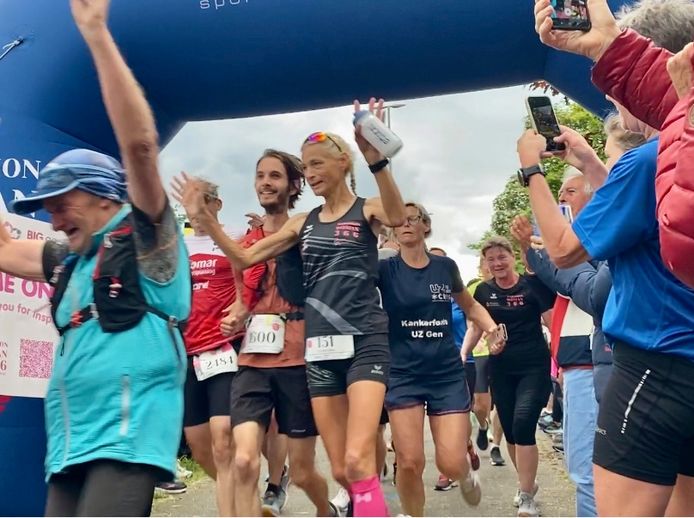 Marathonwoman Hilde (54) heeft haar record binnen: “Eén glaasje champagne, want morgen doe ik ...