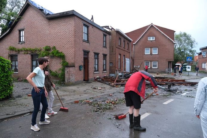 Jeugdkamp geëvacueerd na valwind in Kapelle-op-den-Bos, ook enorme ...