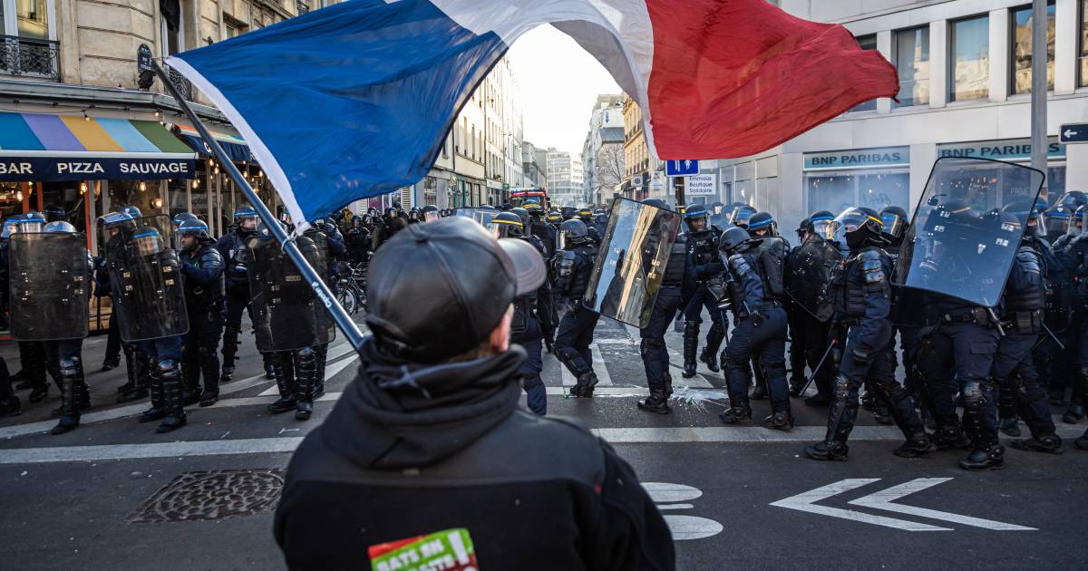 Demonstrant raakt teelbal kwijt na optreden Franse politie | Buitenland ...