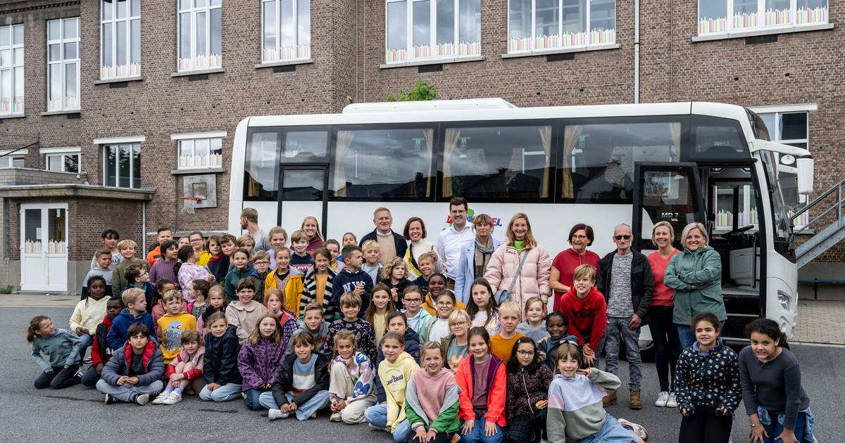 Nieuwe schoolbus voor gemeenteschool De Puzzel | Lebbeke | hln.be