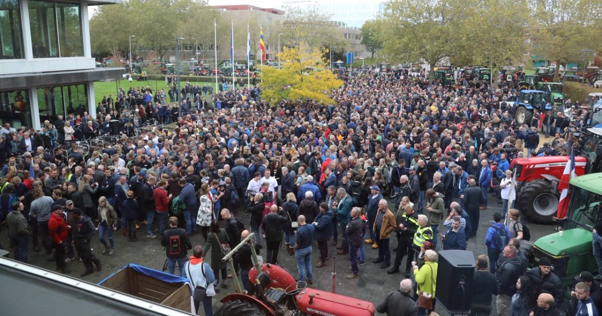 Boze boeren kondigen groot protest aan bij provinciehuis Overijssel ...