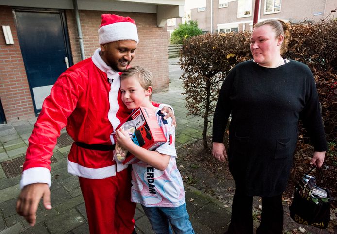 Kerstman Cha Chi Versaci bezorgt Nieuwegeinse Jordy geluksmomentje: ‘Ik ...