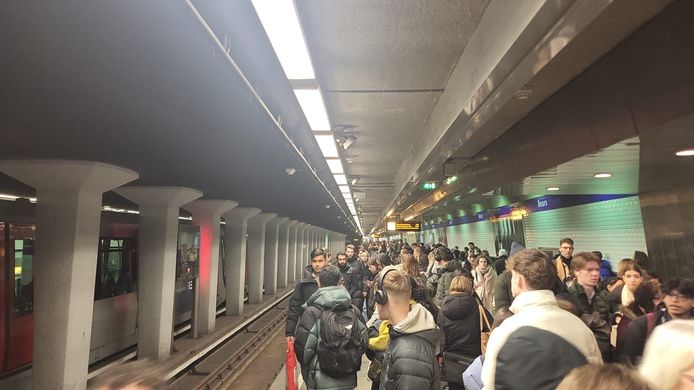 Perron op Beurs stroomt vol met reizigers door defecte metro ...